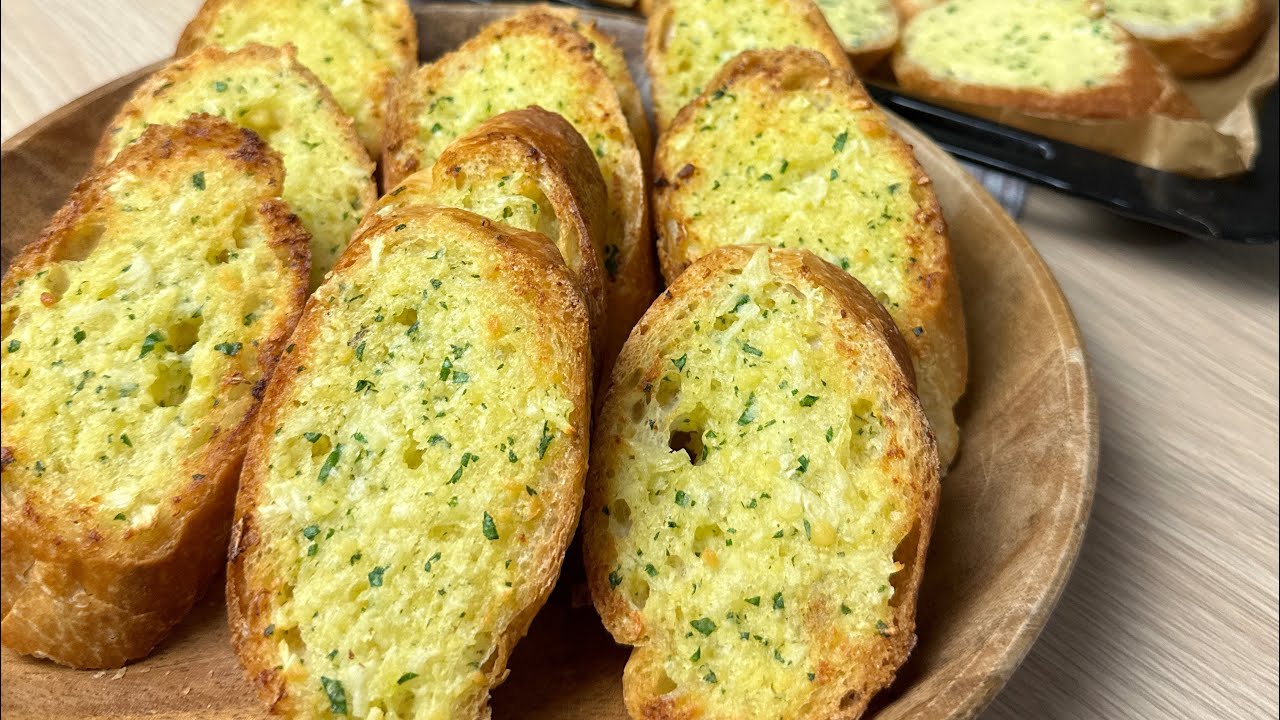 THE BEST GARLIC BREAD | BAKED GARLIC BREAD | HUNGRY MOM COOKING - YouTube