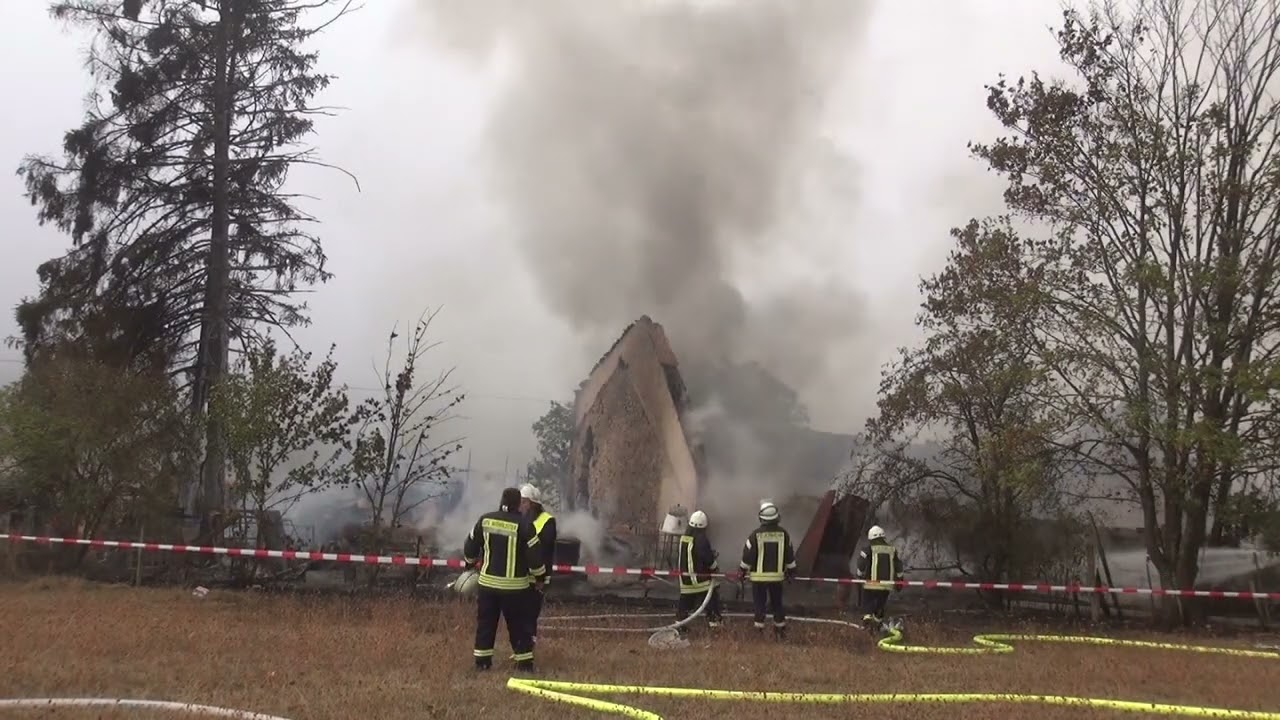 Großbrand bei Metzdorf: Haus und Scheune brennen nieder- 2 Verletzte ...