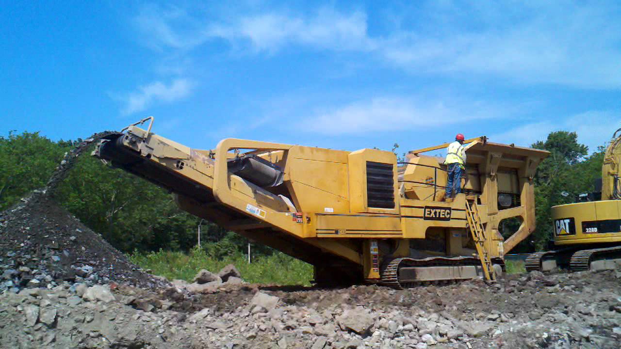 Extec C-12 jaw crusher - YouTube