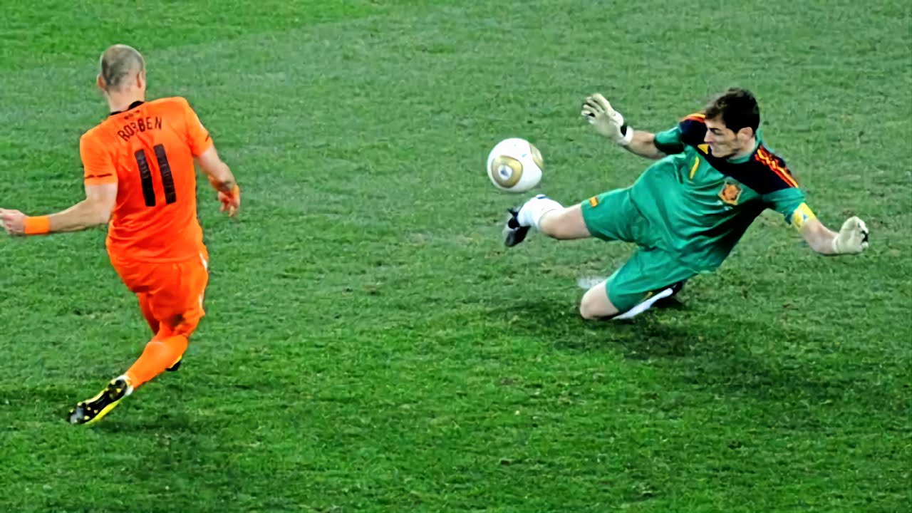 ATAJADA DE CASILLAS EN LA FINAL DEL MUNDIAL 2010 - YouTube