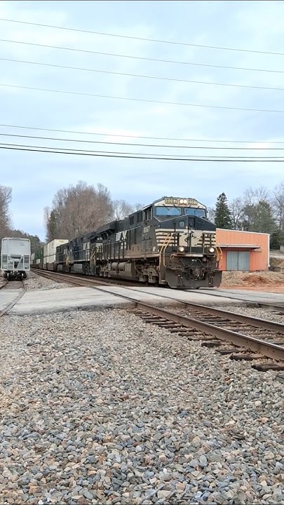 Very Late Aggressive TRIO "Blasting into downtown" Norfolk Southern #8067 - #27a @rider22 - YouTube