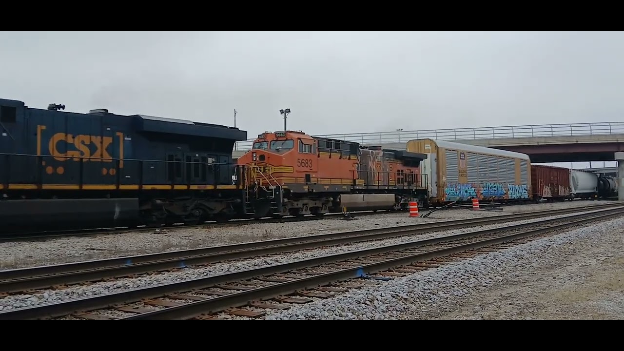 short video of CSX switching with a BNSF Trail 2nd behind (-Franklin Park, IL 12/25/24-) - YouTube