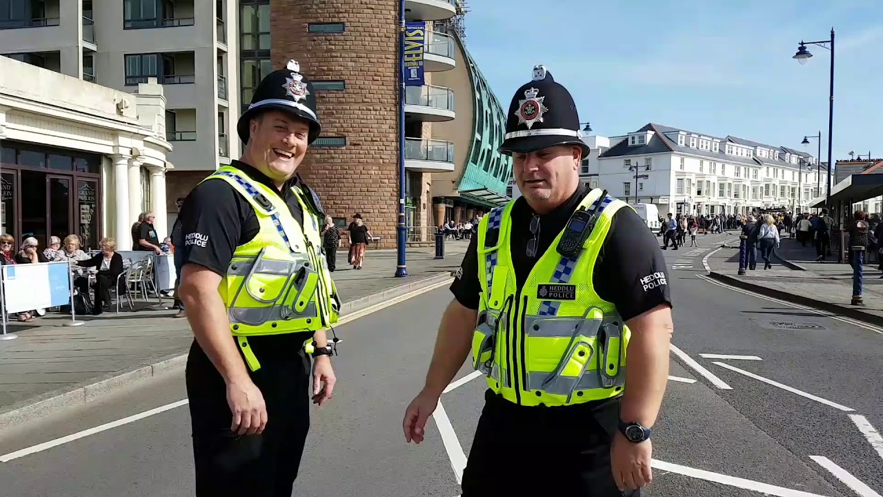 Dancing Policeman at Elvis Festival Porthcawl 2017 - YouTube