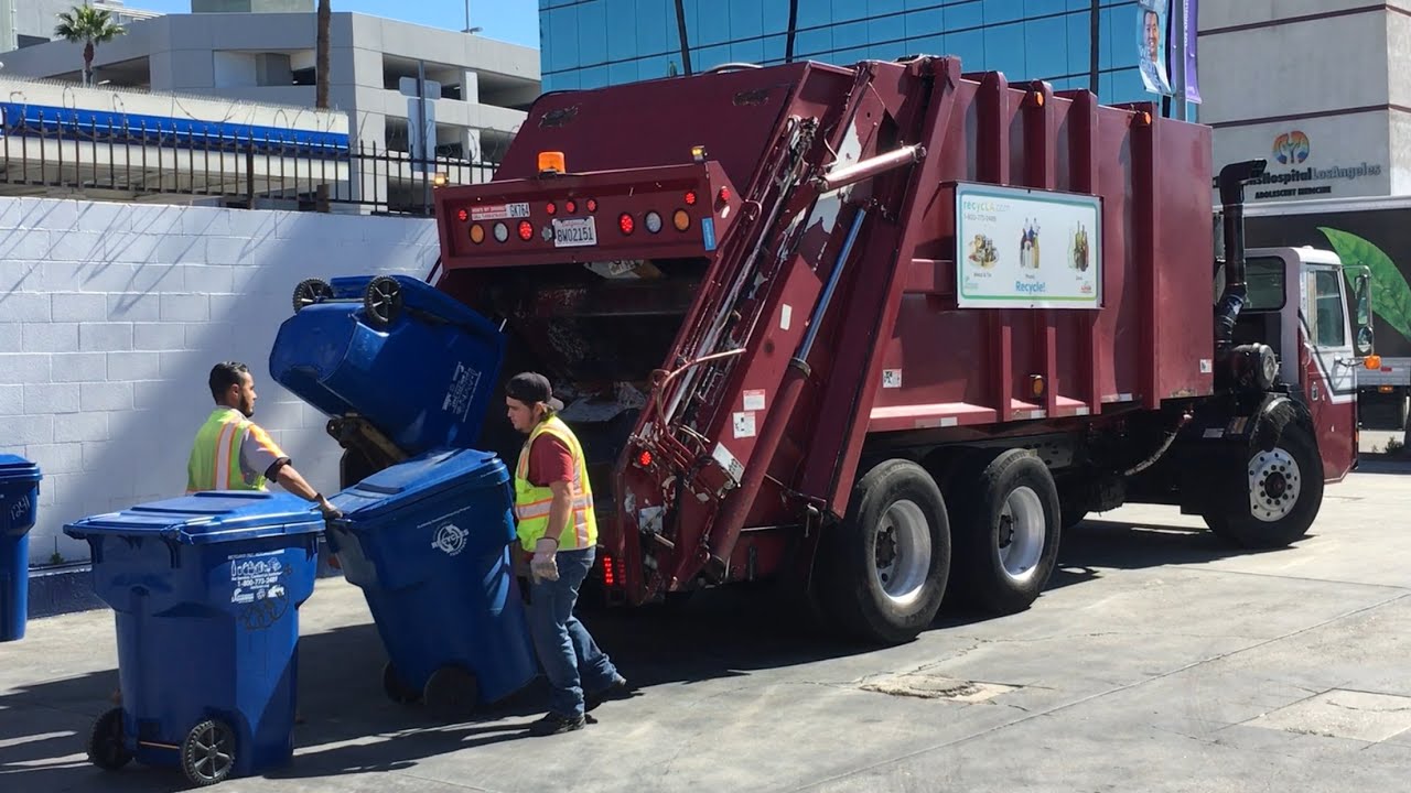 Universal Waste Systems CCC Pak-Mor Rear Loader - YouTube