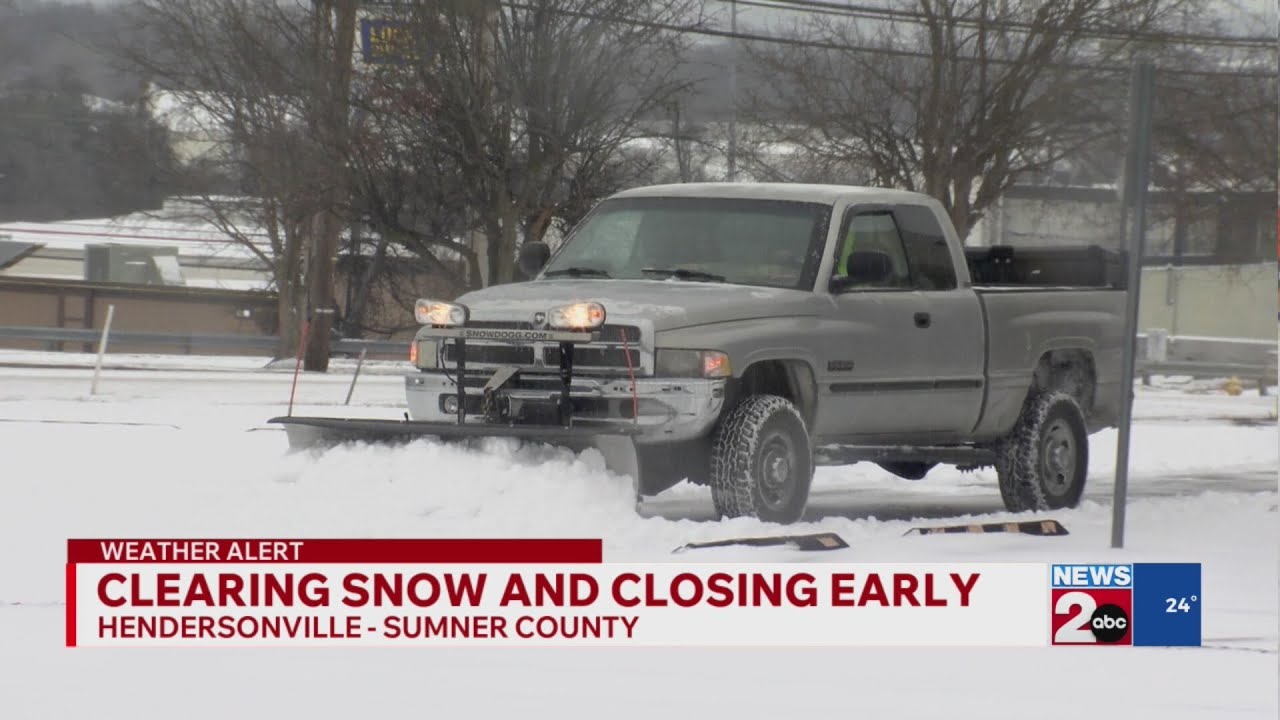Clearing snow and closing early in Hendersonville - YouTube