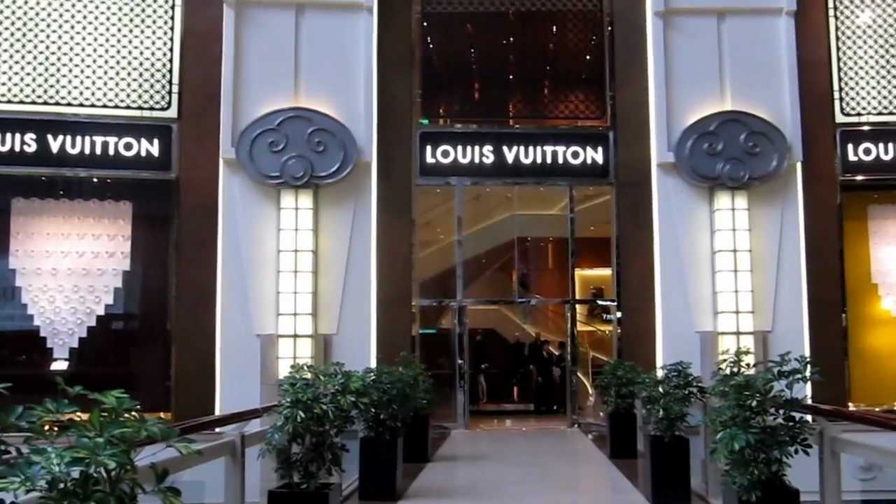 Louis Vuitton Indoor Store @ Taipei 101 Mall in Taiwan - YouTube