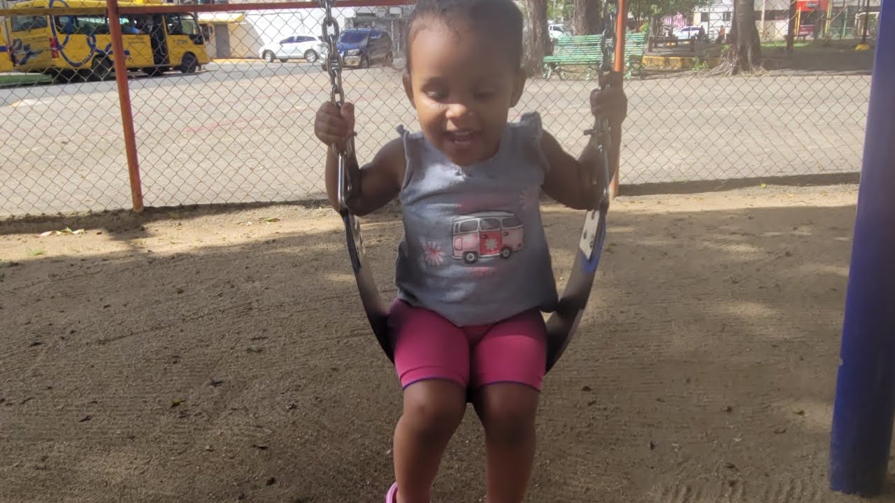 LAS PALOMAS Y LA NIÑA ZOÉ - YouTube