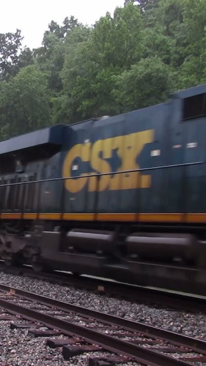 CSX M692 in the rain - YouTube