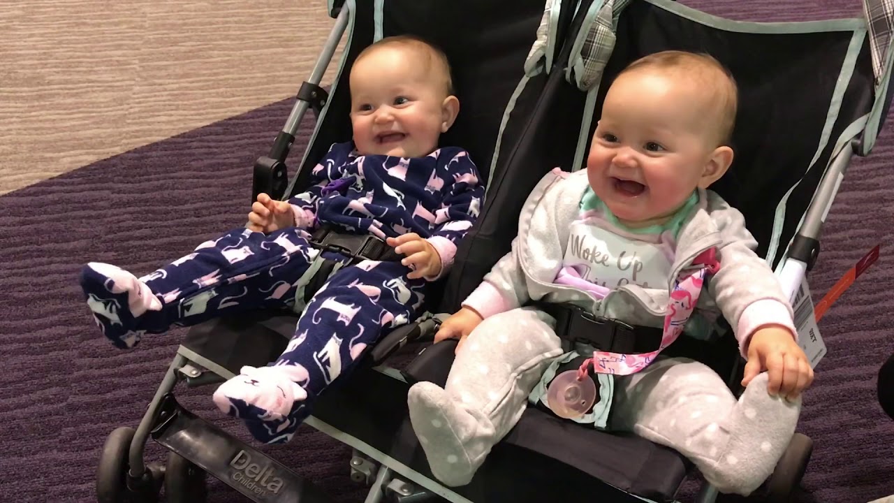 Twin baby giggles (laughing at their older twin sisters) [双子の姉妹]双子お姉ちゃん ...
