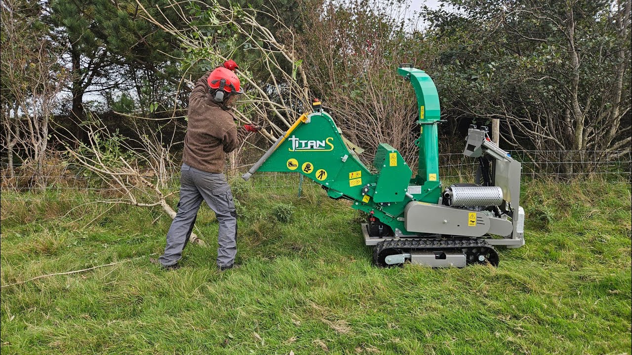 Shredding Green Hedge Cuttings & Leafs then Chipping up to 5" with a GL ...