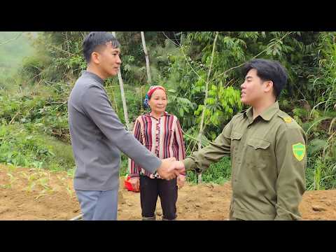 A colleague came to give Hang some surprising news, and his mother was overjoyed.