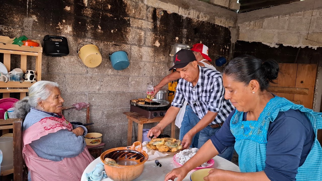 CHILES Y PATAS DE CERDO CAPEADAS PARA LA VENTA ESTAMOS CON TODO - YouTube