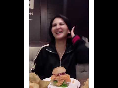 Cara makan ala Diana Dee seru gemesin cantiknya