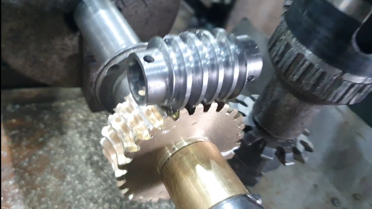 Como fresar redutor de coroa e sem fim - YouTube