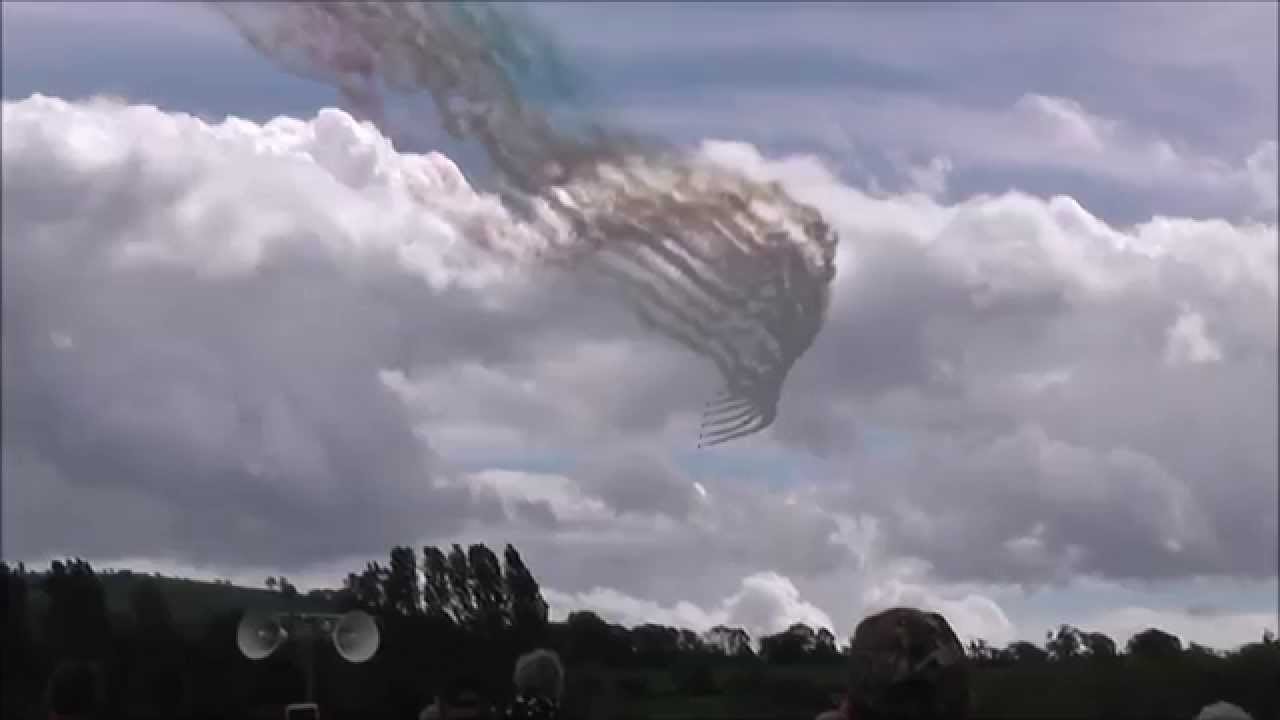 RAF Red Arrows at Welshpool Air Show, 8th June 2014 - YouTube