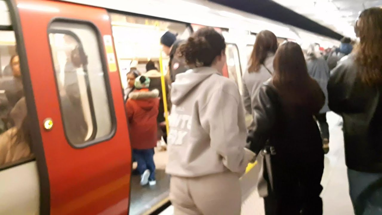 Packed train | London underground District line journey | Victoria ...