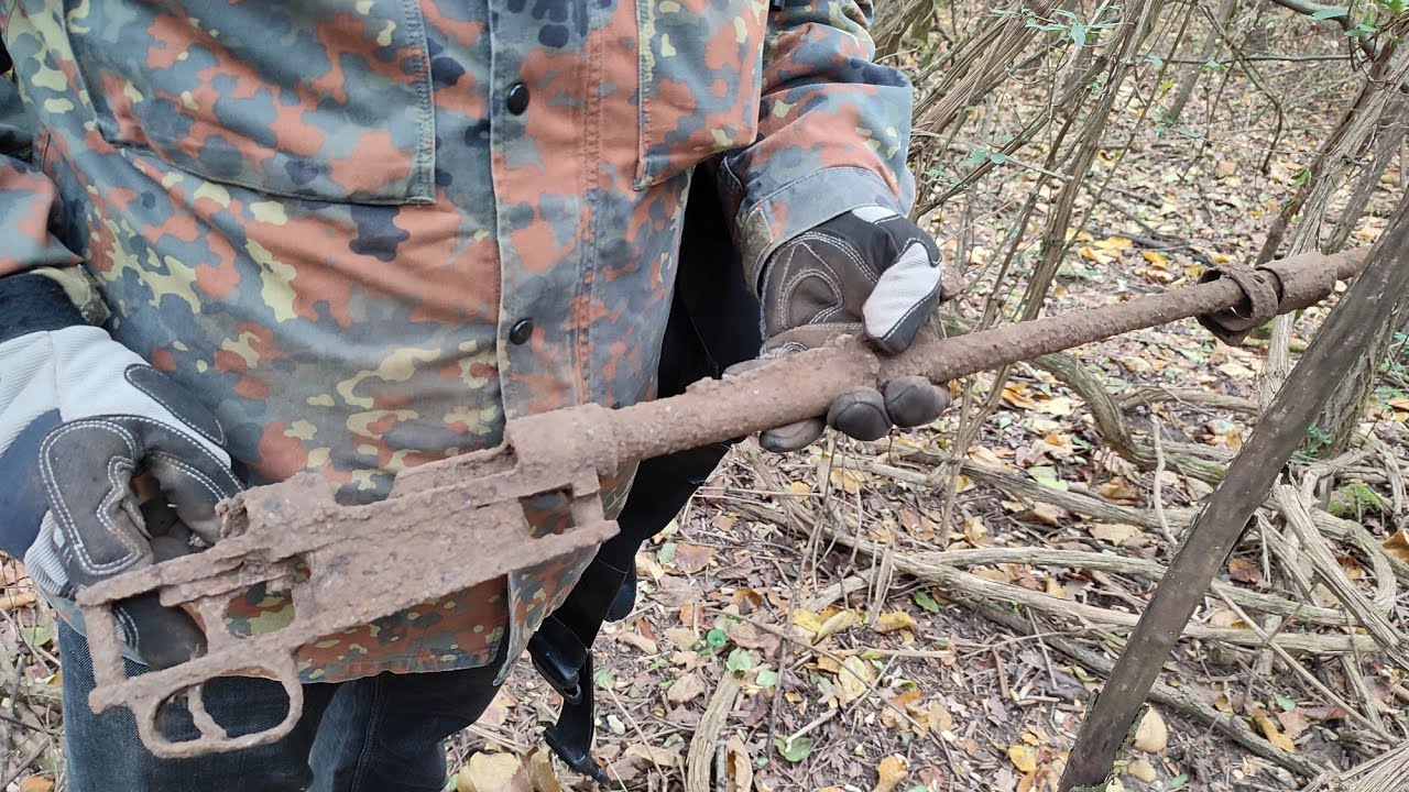 Digging up WW2 Relics gun found - YouTube