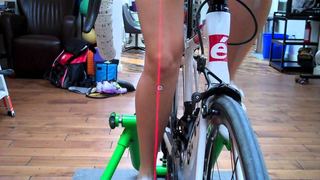 Liza Parry left knee tracking after FITT 1ST bike fit - YouTube
