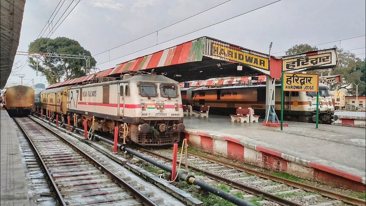 दिल्ली - देहरादून मसूरी स्पेशल एक्सप्रेस हरिद्वार से निकलते हुए ...