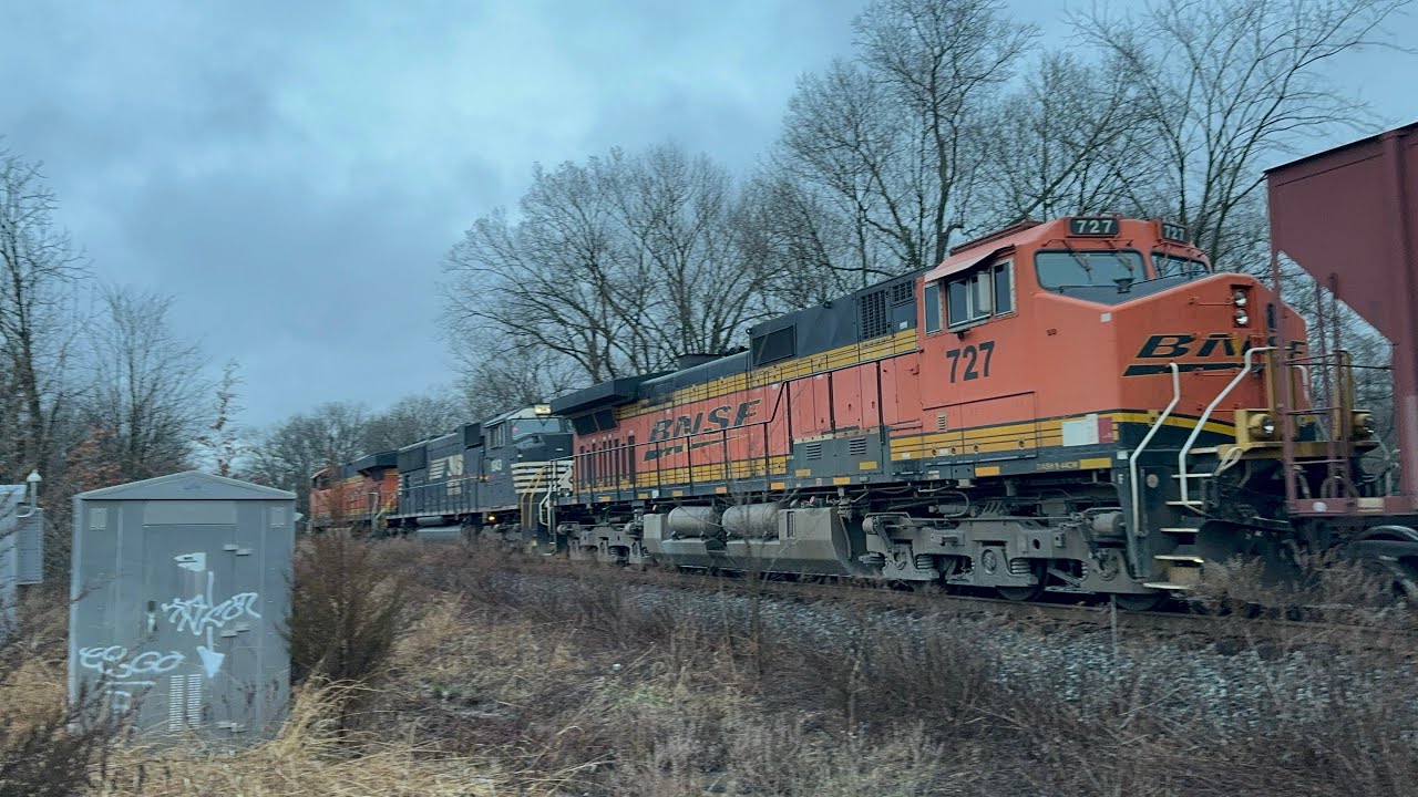 BNSF 7420 leads CSX B120 with a NS SD70ACC and BNSF 727 trailing and a wave from the crew! 3/5 ...