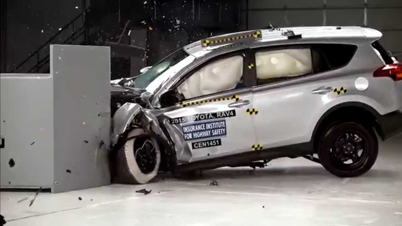 IIHS - 2015 Toyota RAV4 - small overlap crash test / GOOD EVALUATION ...