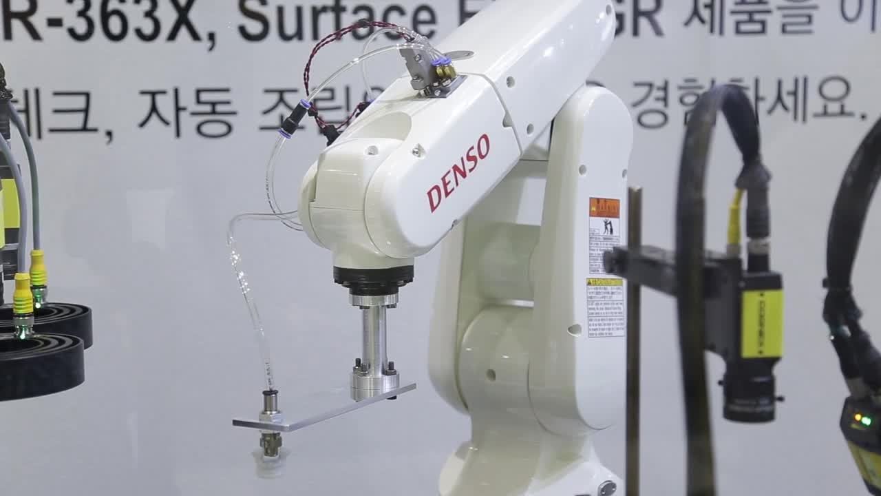 In-Sight 8402 using SurfaceFX and performing robot guidance - YouTube