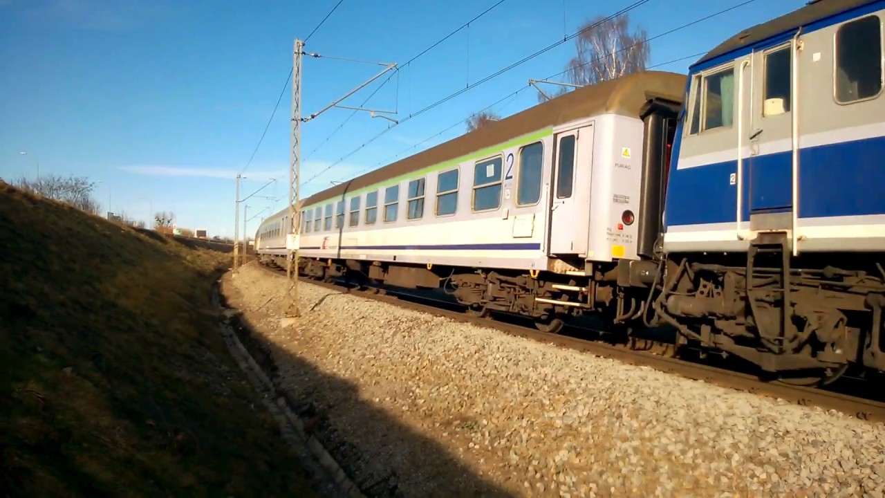 Powolny przejazd EU07-221 z TLK Rybak na łuczku - YouTube