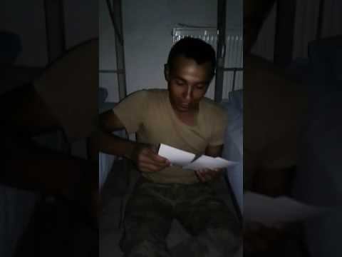 Askerlerin gelen kargoya sevinci