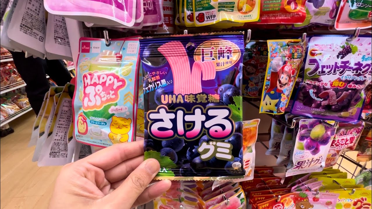 7 Snacks & Drinks at a Japanese Discount Store - YouTube