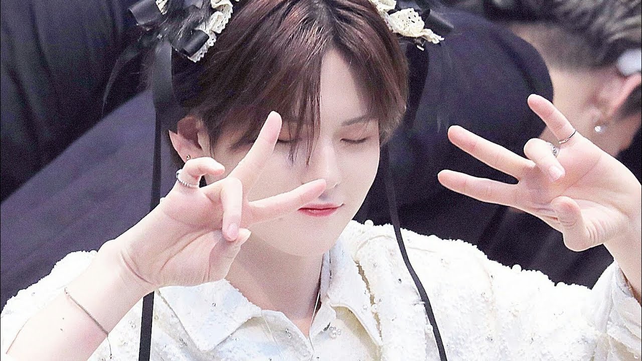 Yoshi at the Wonderwall fansign event (Treasure Yoshi x FLAWLESS) - YouTube