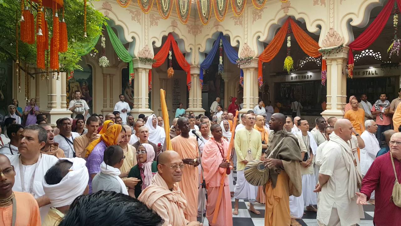 ISKCON Vrindavana Temple - Guru Puja - YouTube