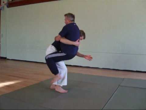 Tom Hill's Karate Dojo; Fight throw into full mount position - YouTube
