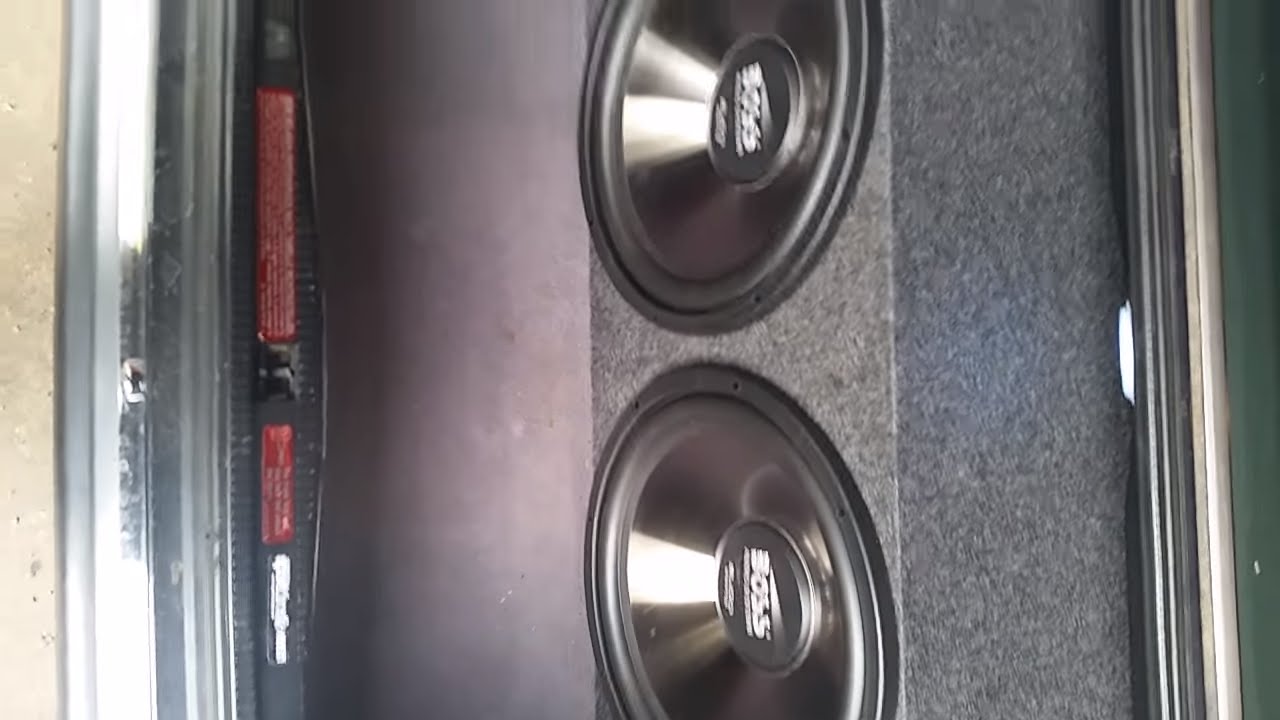 2 15 inch Boss Subs slapping on a 1500 Watt Amp - YouTube