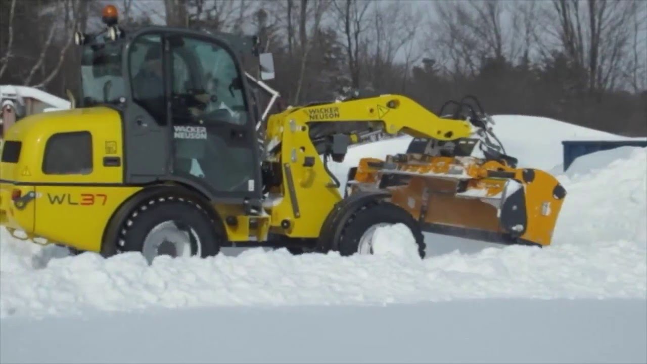 Loader Wacker Neuson snow plow - YouTube