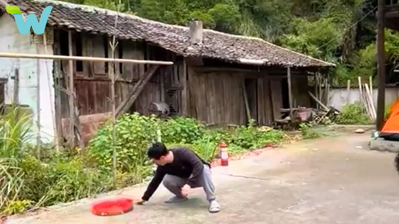 The single man is renovating dilapidated wooden house amazes friends ...