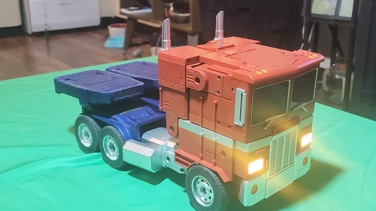 Robosen Self-transforming Optimus Prime - YouTube