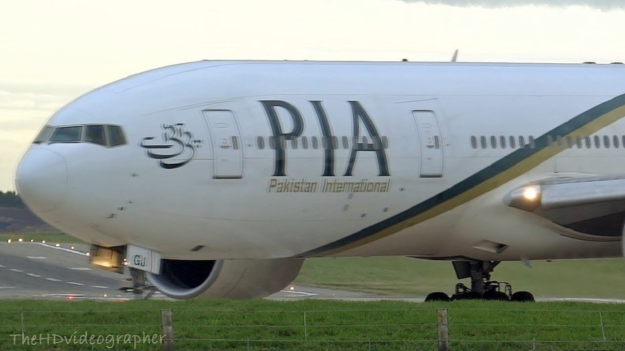 PIA B777-200 Landing at Birmingham Airport - YouTube