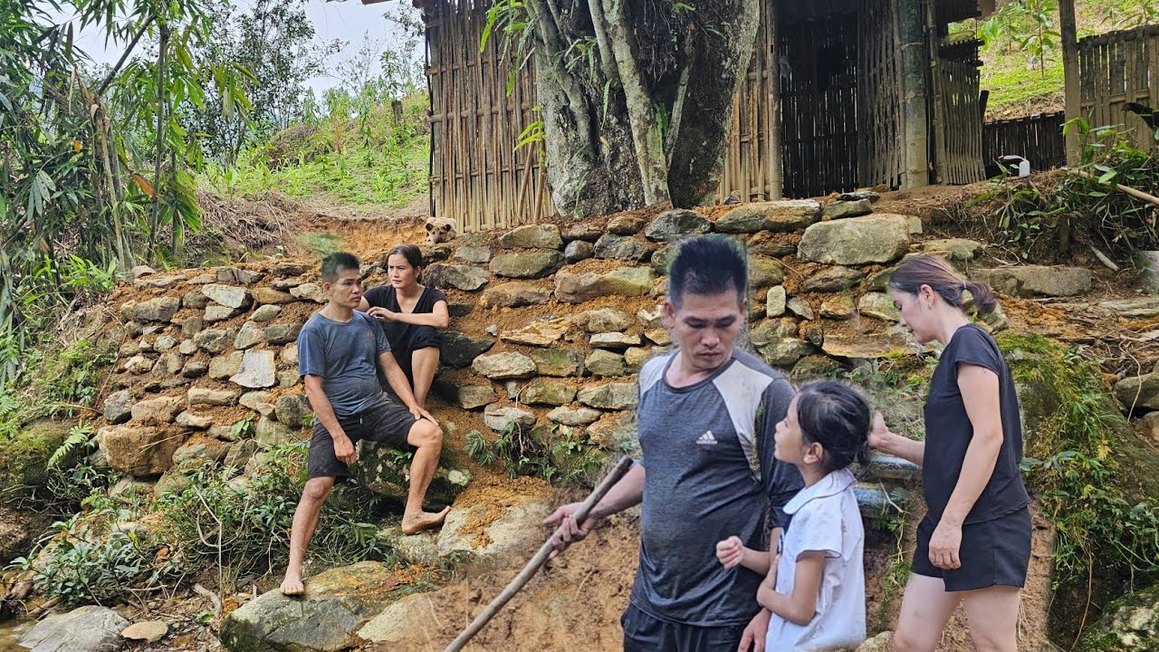 Earth embankment to build a yard, husband and wife work together - YouTube