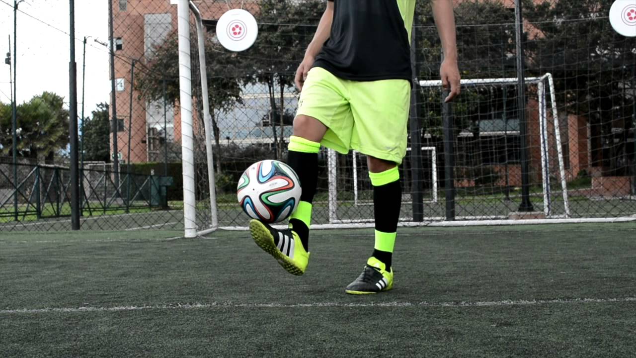 Dormir el Balón con el pie - YouTube