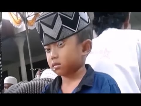 KOCAK! NGANTUK BERAT, BOCAH INI PAKAI PECI UNTUK PENGGANJAL KELOPAK MATA