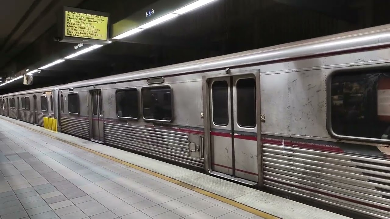 Los Angeles Metro train at Union Station - YouTube