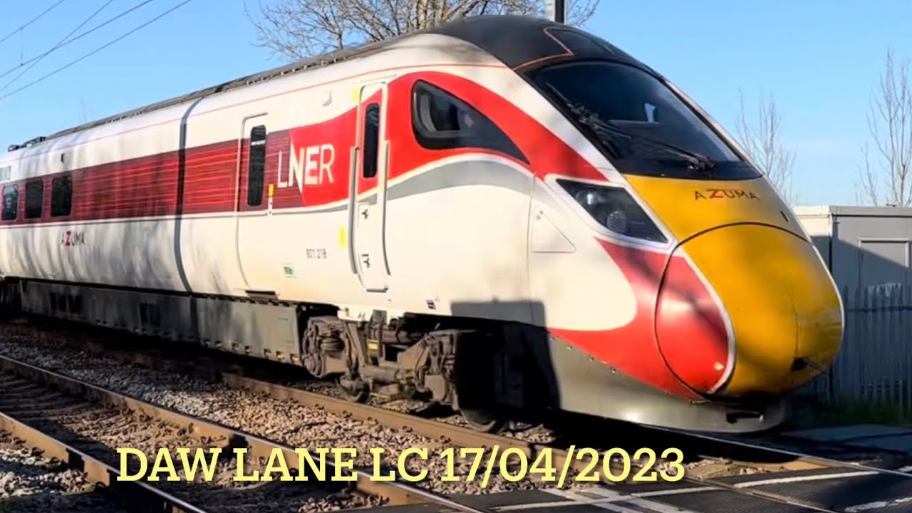 Daw Lane Level Crossing 17/04/2023 - YouTube
