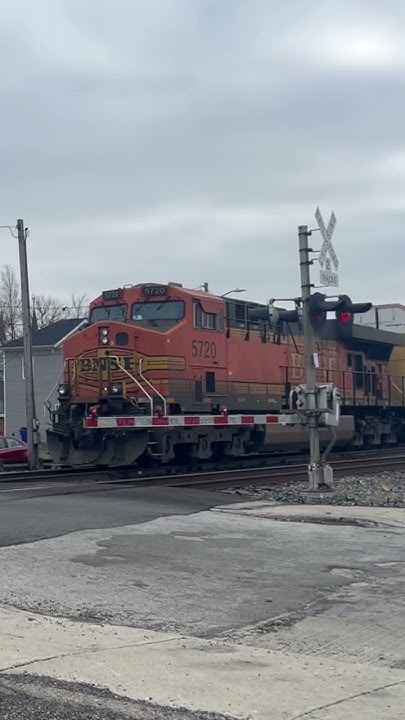 BNSF end train DPU in Hamilton Ohio - YouTube