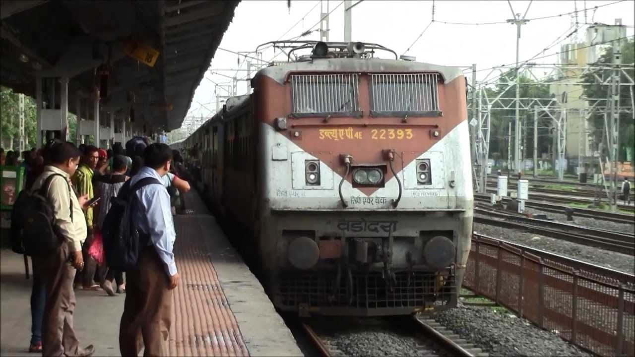 Rare Sight! Flying Ranee Arrives On Platform 8 At Andheri - YouTube