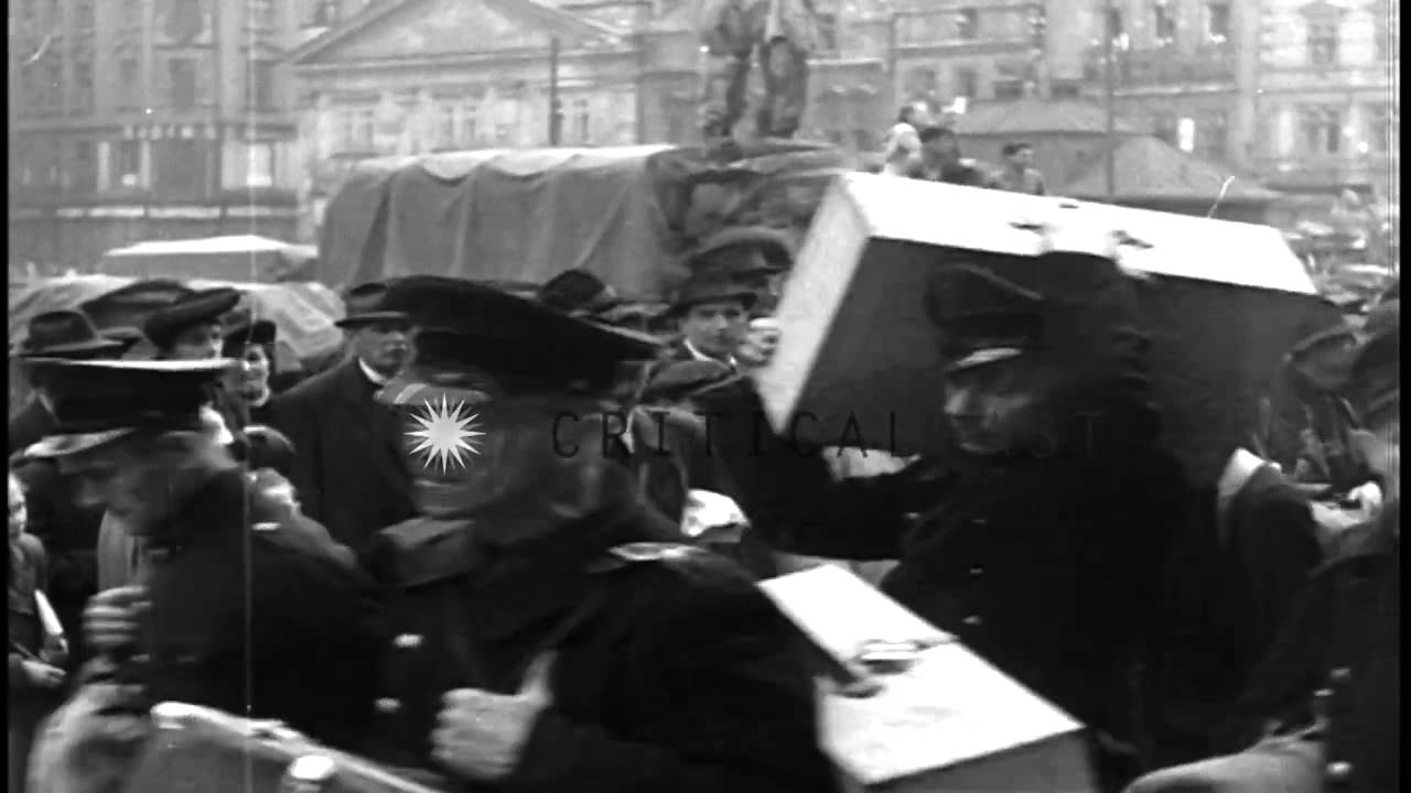 US soldiers of the 16th Armored Division in Pilsen - YouTube