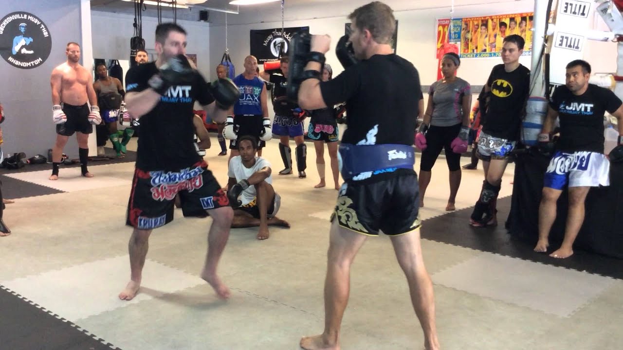 KMT technique: lead kick set-up to switch straight punch/ knee - YouTube