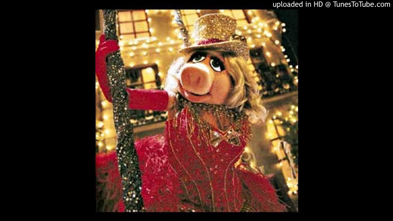 Miss Piggy - The Christmas Queen - YouTube