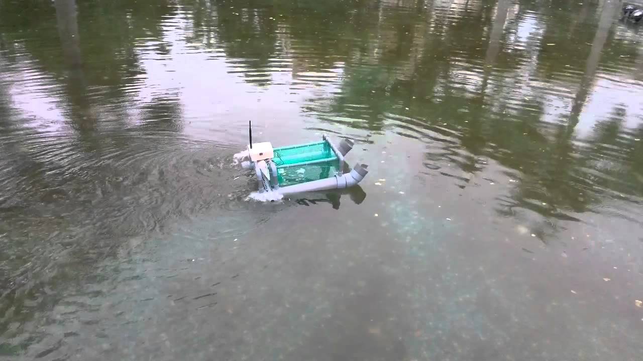 Robot dọn rác trên bề mặt sông - YouTube