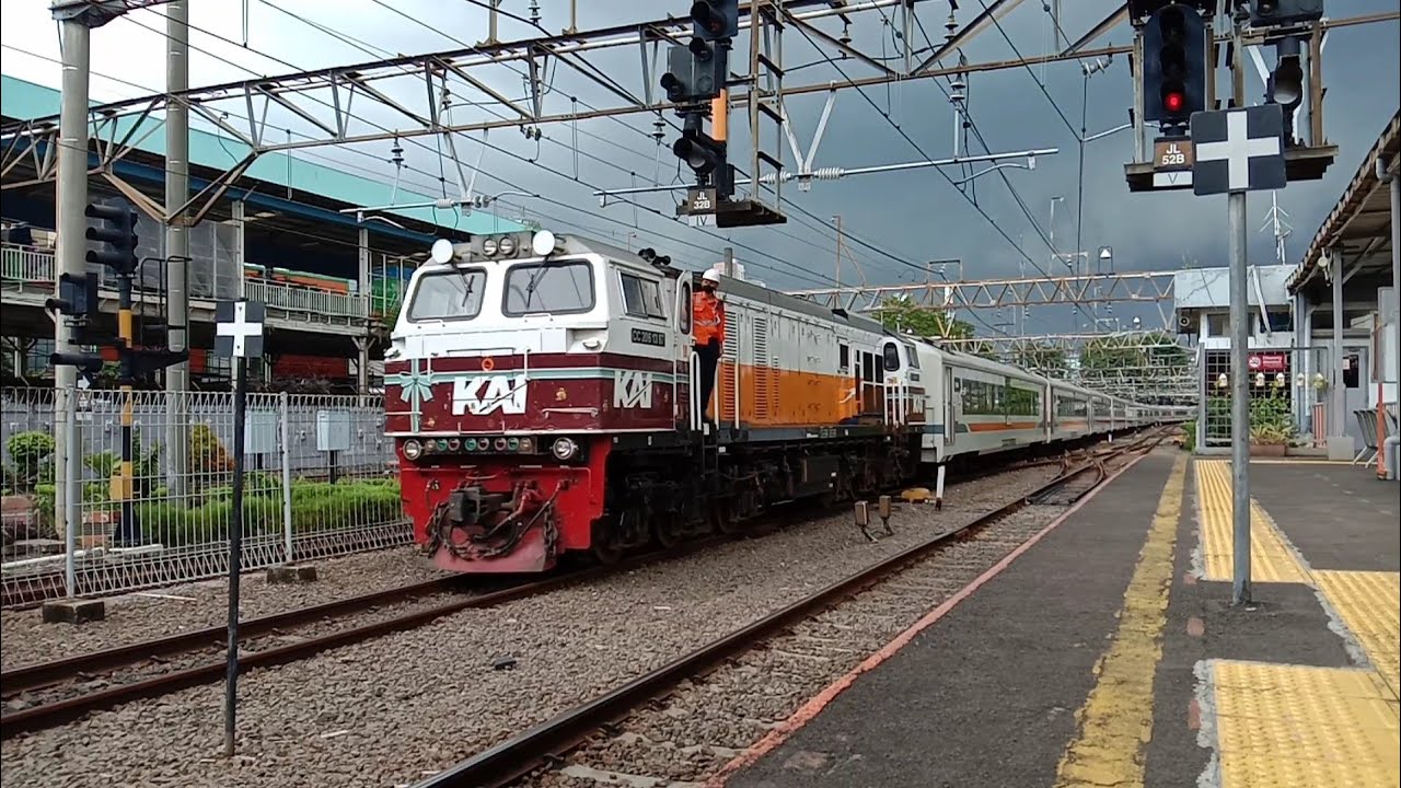 Kereta api Jayakarta premium [ 13/03/2022 ] - YouTube