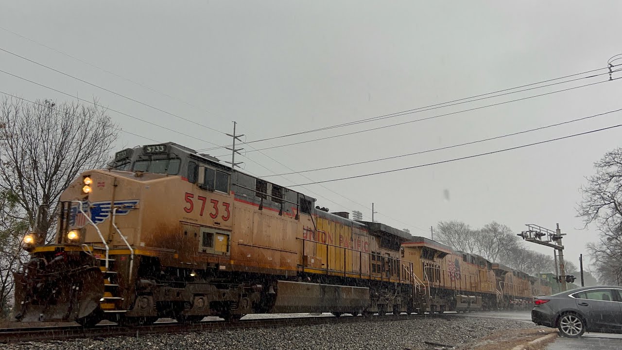 UP AC44CW 5733 Leads NS Intermodal 29S on 1/12/23 - YouTube